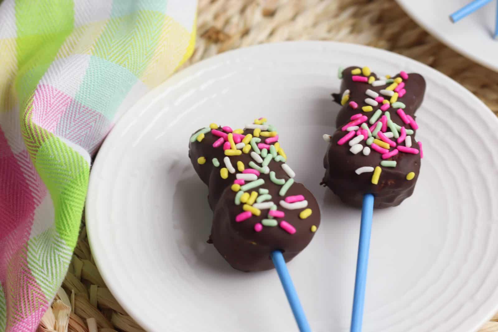 These Chocolate Covered Bunny Pops are Seriously Cute!