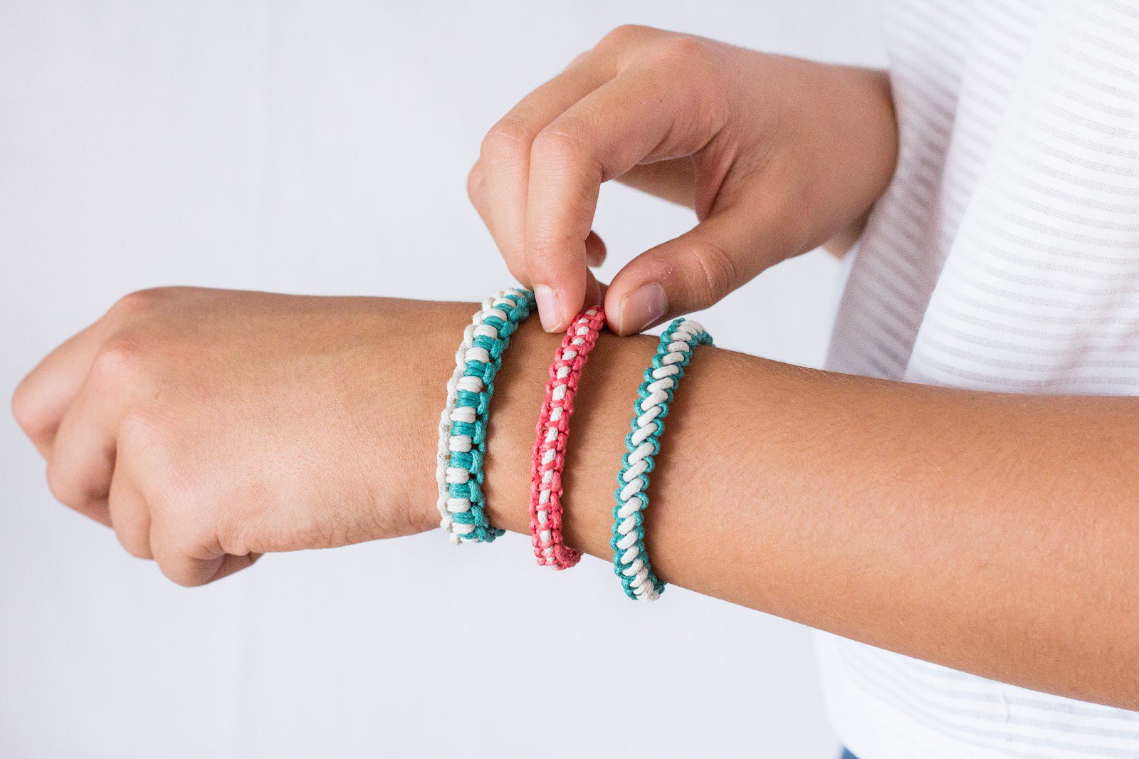 12 Macrame Bracelet Tutorials + Videos